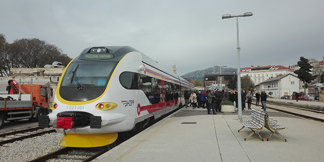 Vlak na liniji Kaštel Stari - Split ima novi vozni red - Kastela.COM